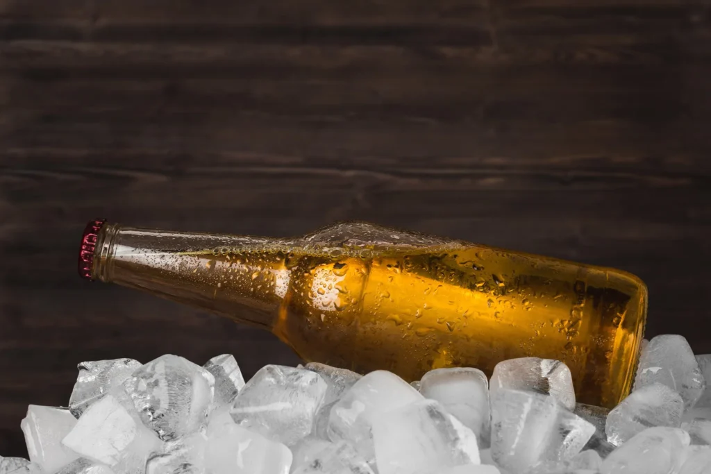 Envolva a garrafa de cerveja ou refrigerante dessa forma para ela gelar ...